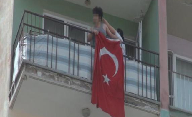 HDP'lilere bayrak sallayan genci saçından çekip susturmaya çalıştı