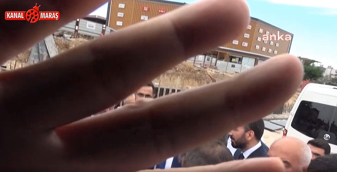 Soru sormak isteyen gazeteciye polis eng'el'i! AKP'li Mahir Ünal'a soru ... Soru sormak isteyen gazeteciye polis eng'el'i! AKP'li Mahir Ünal'a soru ...
