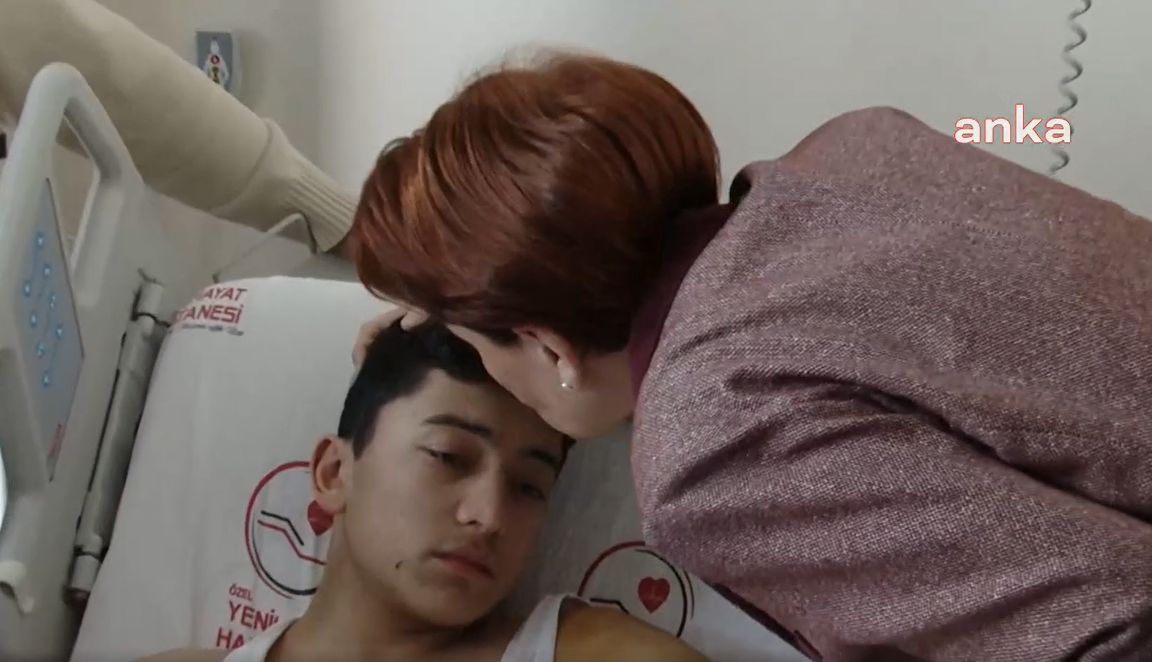 Meral Akşener, depremde ailesini kaybeden 15 yaşındaki Muhammed Mustafa ... Meral Akşener, depremde ailesini kaybeden 15 yaşındaki Muhammed Mustafa ...