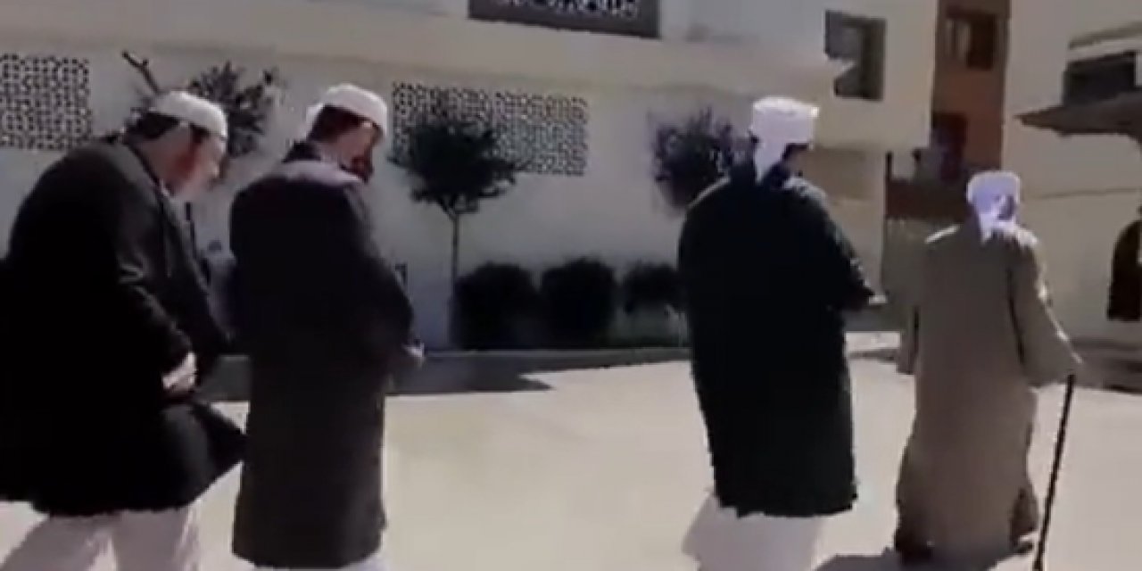 Menzilciler, yeni şeyhin bastığı yere basmak için birbirleriyle yarıştı