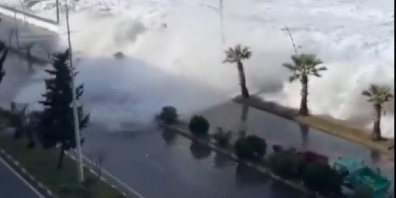 Giresun'da mini tsunami! Merkezi su bastı, elektrik direği patladı