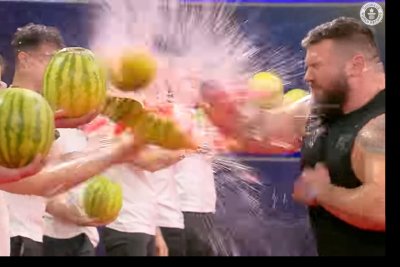 1 dakikada en çok karpuz tokatlayan adam!