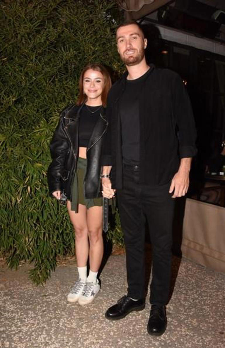 Ünlü oyuncudan kucakta poz