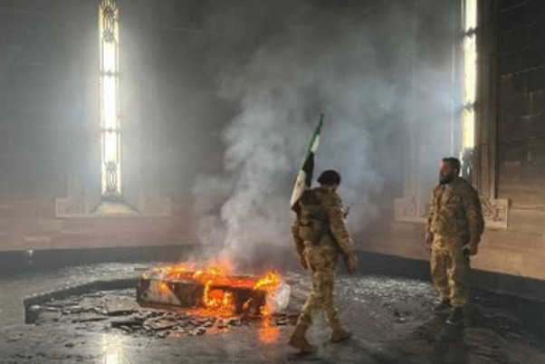 Beşar Esad'ın babası Hafız Esad'ın mezarını yaktılar